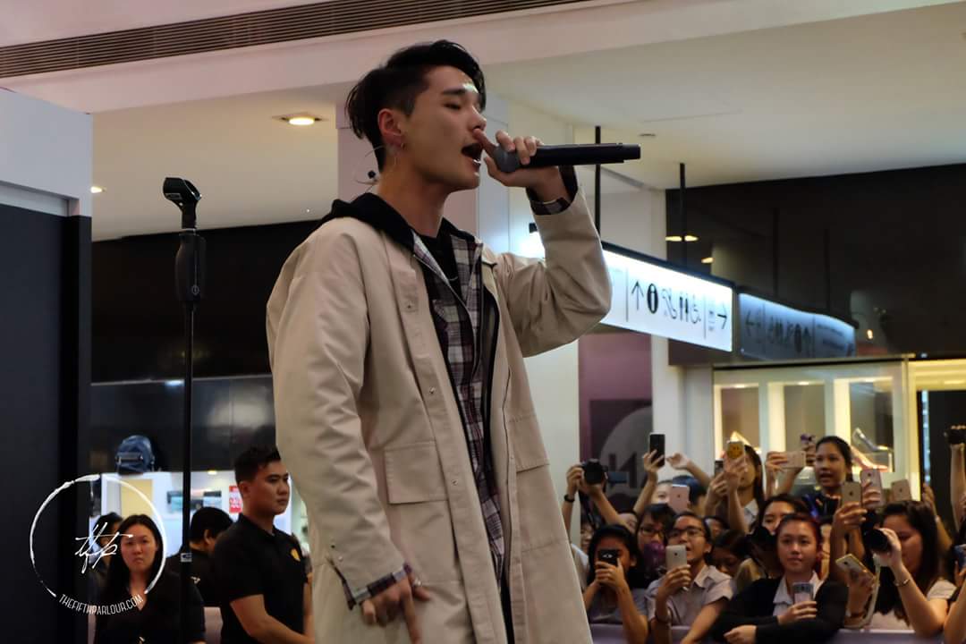 DΞΔN greets fans at [130 Mood: TRBL] autograph Session